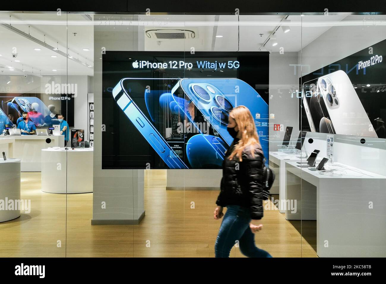 Iphone 12 pro ad hi-res stock photography and images - Alamy