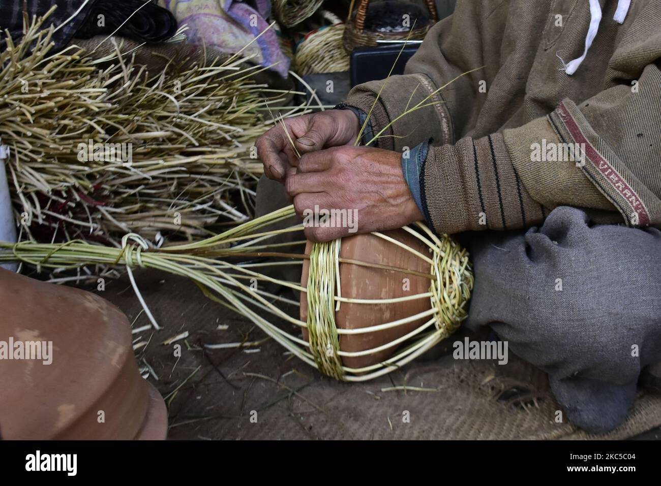 Indian artisan makes clay hi-res stock photography and images - Alamy