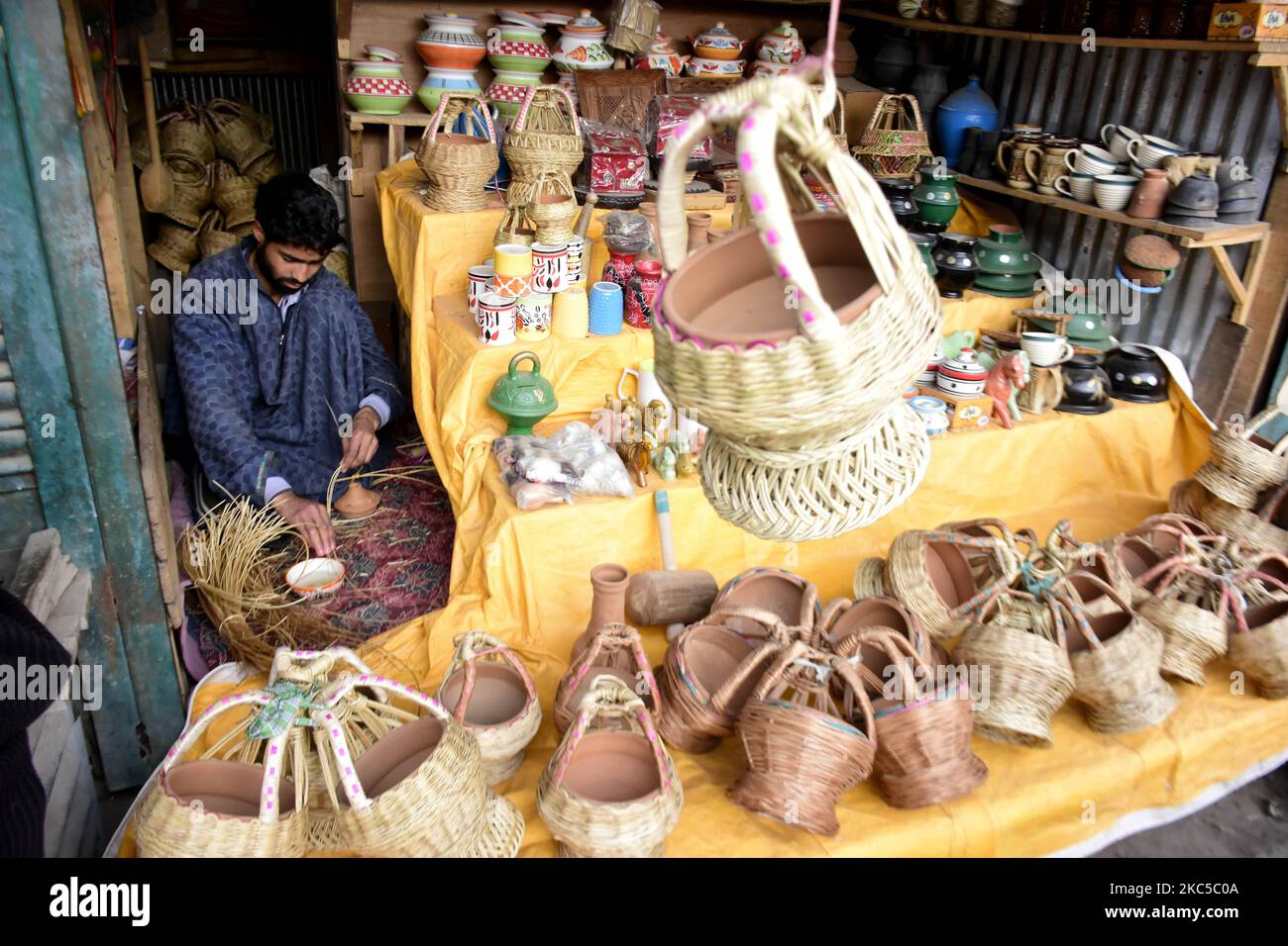Indian artisan makes clay hi-res stock photography and images - Alamy