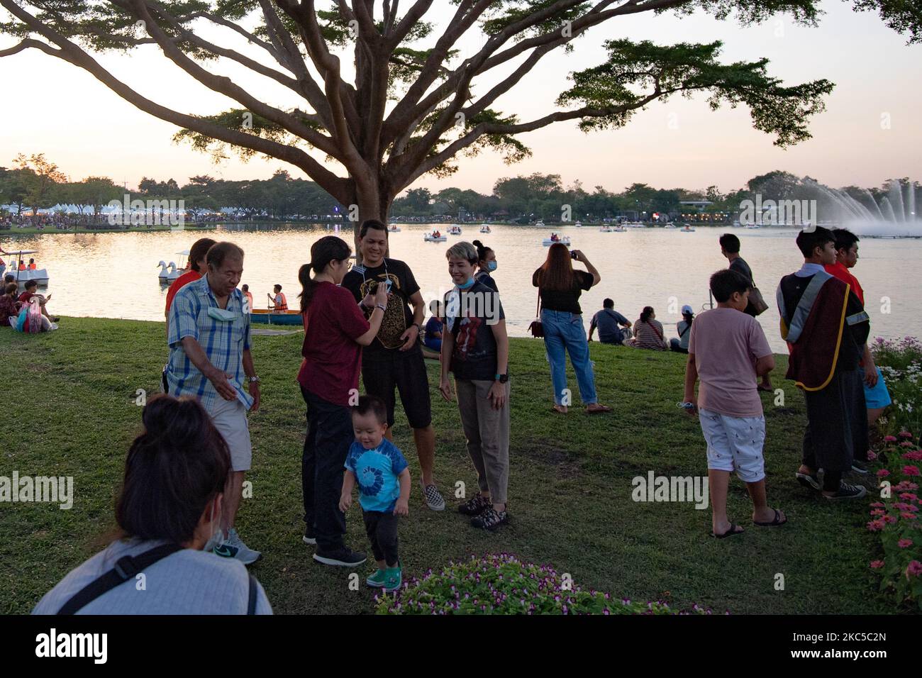 People gather at waterfront during visit the Bangkok's flowerer ...