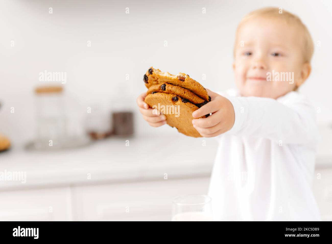 Kid eating oatmeal hi-res stock photography and images - Alamy
