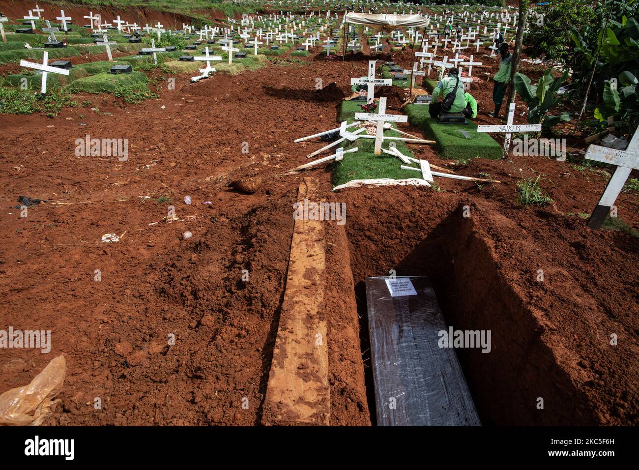 Coffin of Covid19 victim that already put inside grave yard hol for ...