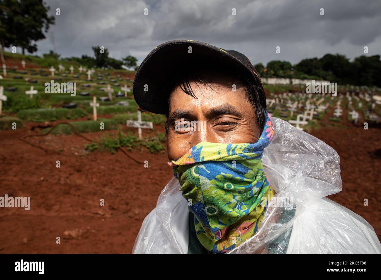 NALI pose for a picture with grave yard of covid19 that already full at ...