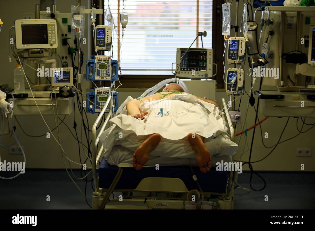 Severe covid icu hi-res stock photography and images - Alamy
