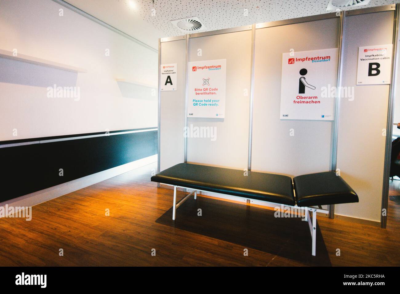 the entrance area of vaccination room with the sign " keep the arm free ...