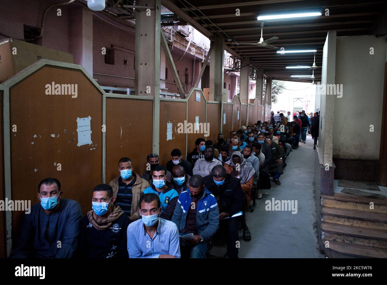 Hundreds of people are waiting every day to make the covid 19 test in ...