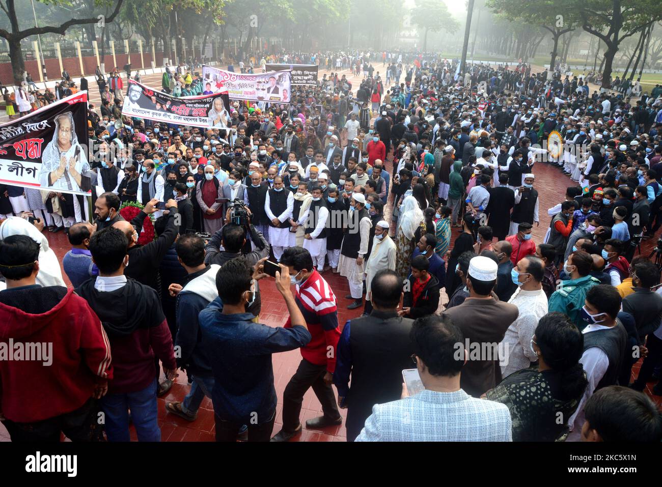 People wearing face mask pay tribute to the martyred intellectuals at ...