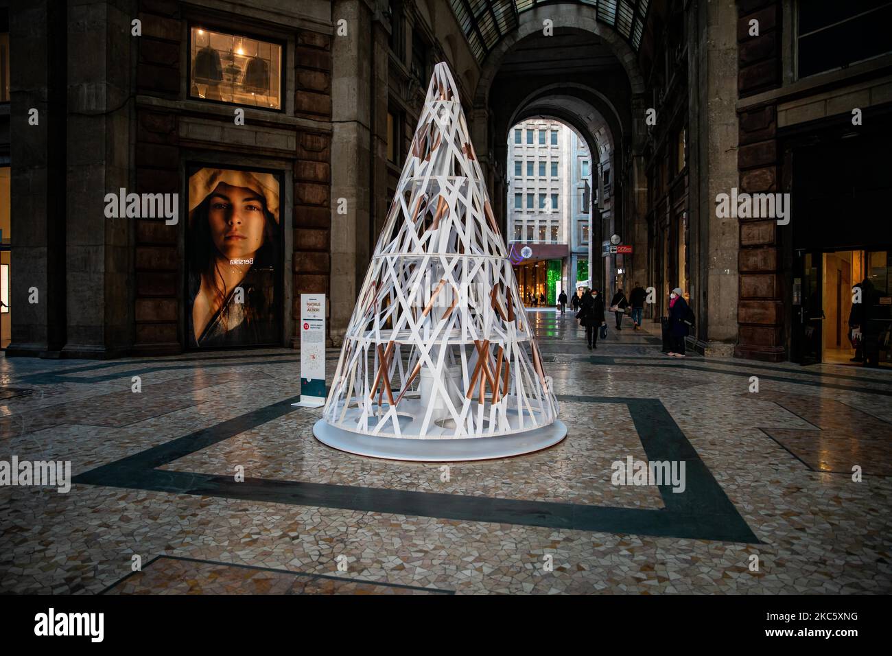 One filament paper tree hi-res stock photography and images - Alamy