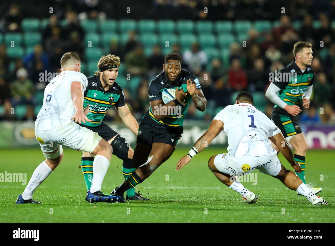 Emmanuel iyogun of northampton saints hi-res stock photography and ...
