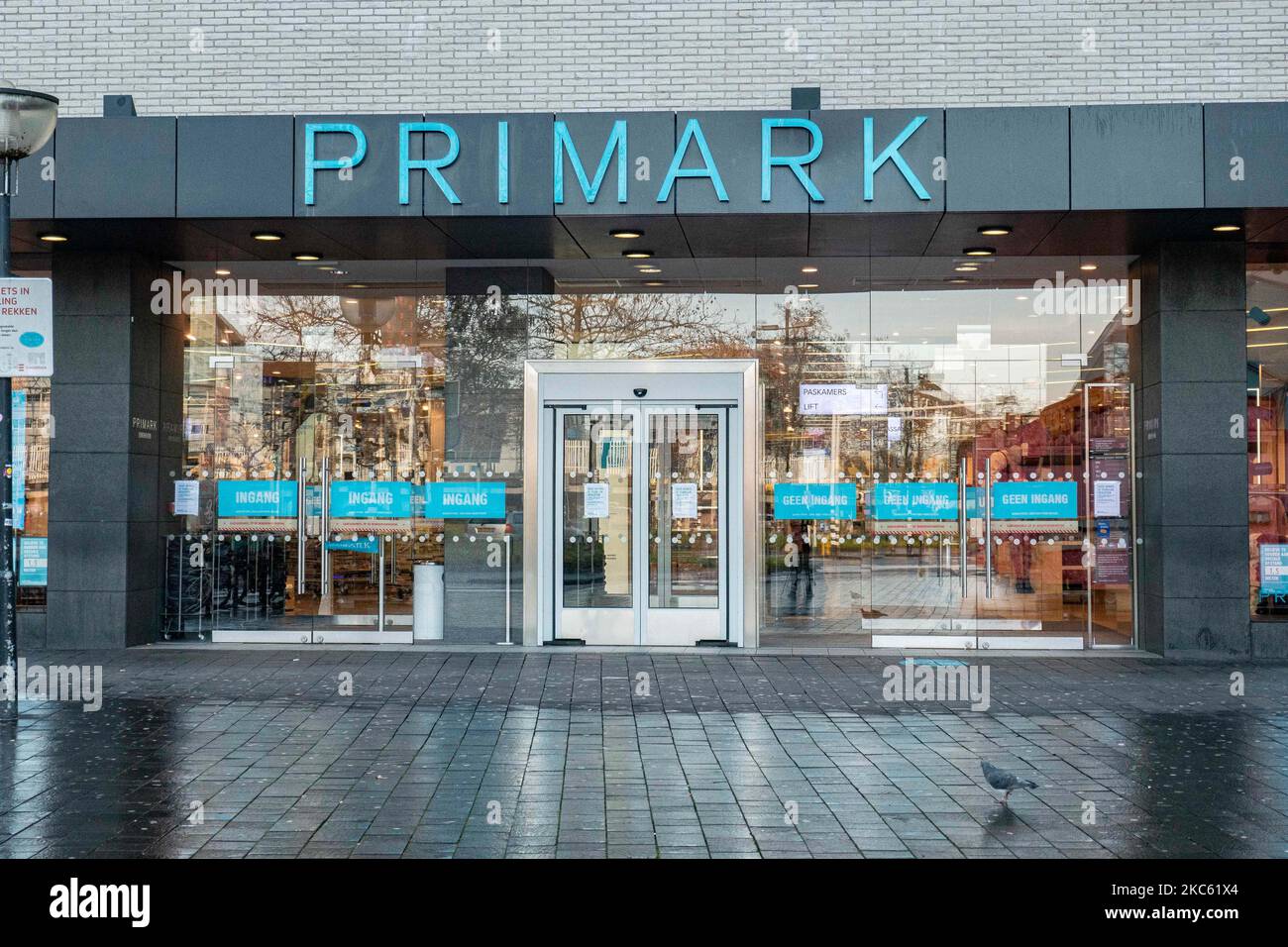 Primark clothing shop closed during the new lockdown. Closed shops in ...