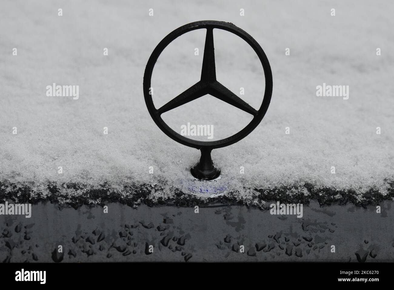Mercedes logo in the rain hi-res stock photography and images - Alamy