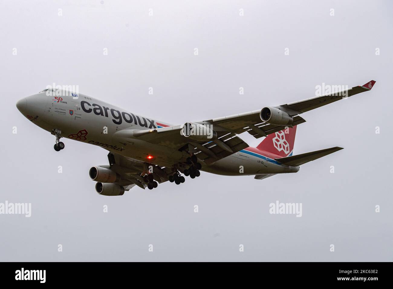 Cargolux Boeing 747-400 LX-ICL approaches a wet and windy runway 09 ...