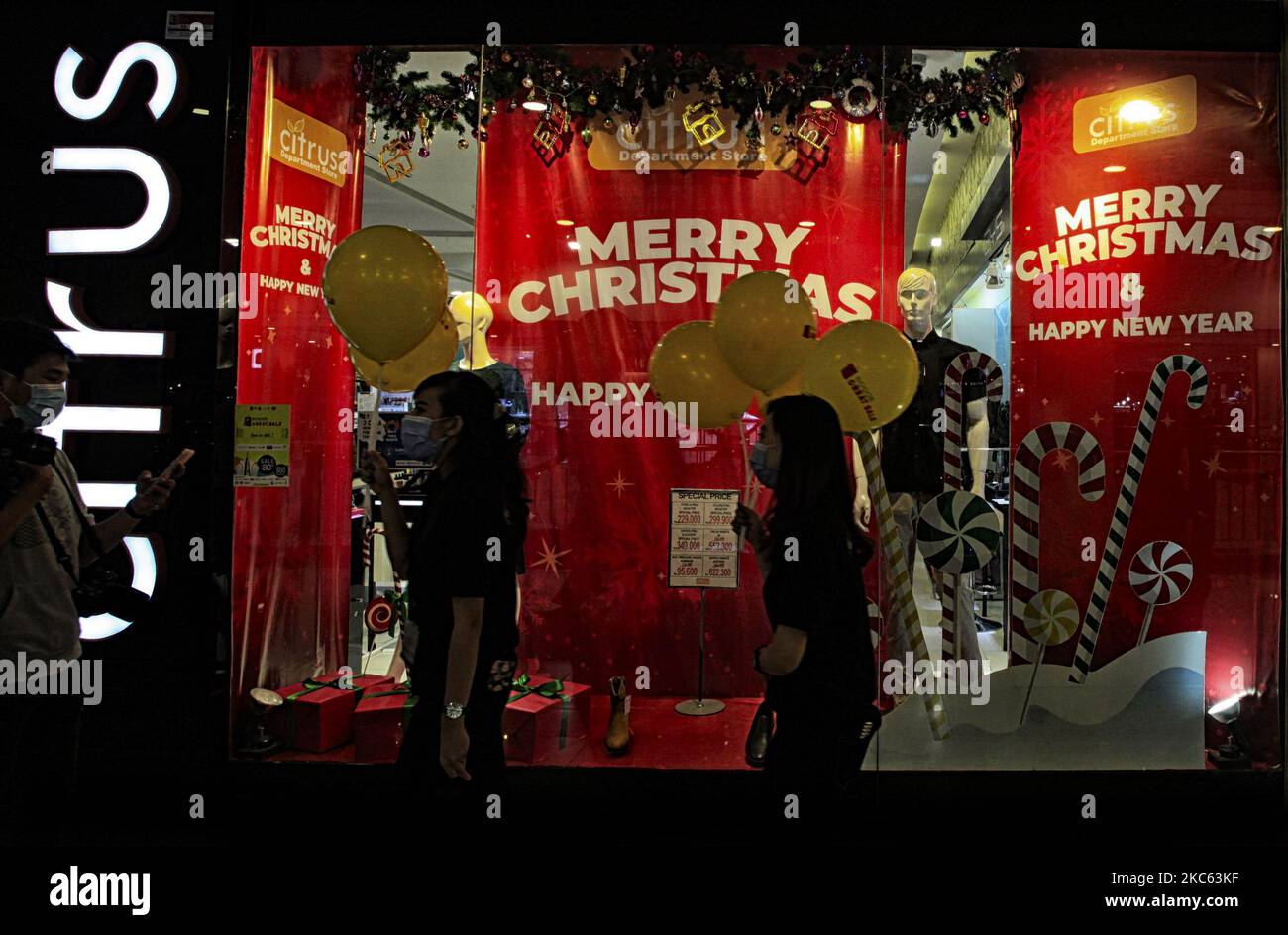 Balloon decorations in mall hi-res stock photography and images - Alamy