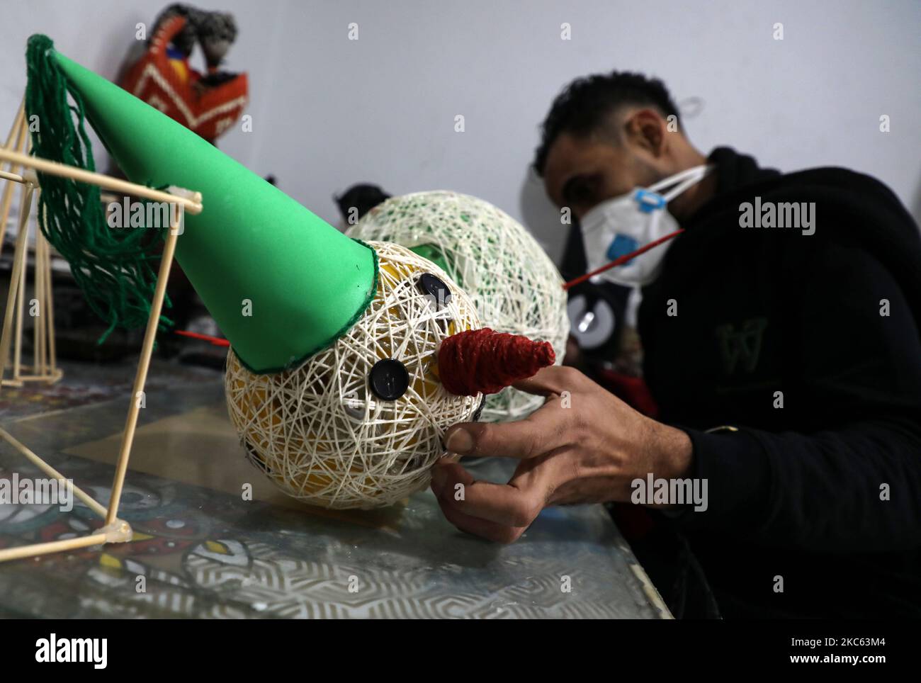 Palestinian artist hi-res stock photography and images - Alamy