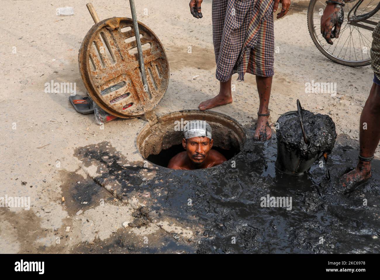 People are working in a unhealthy environment at Dhaka Bangladesh on ...