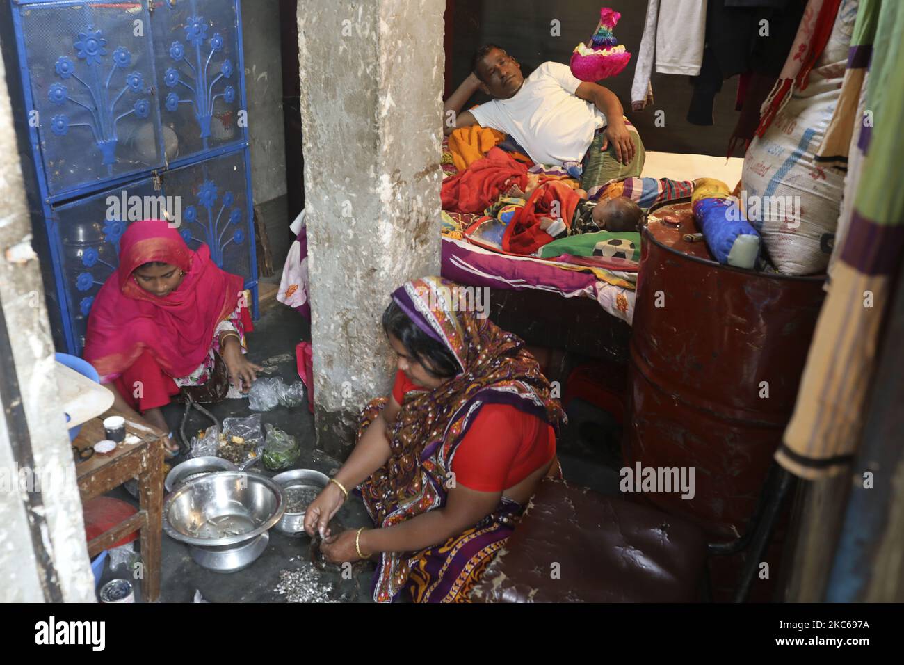 Family korail slum dhaka bangladesh hi-res stock photography and images ...