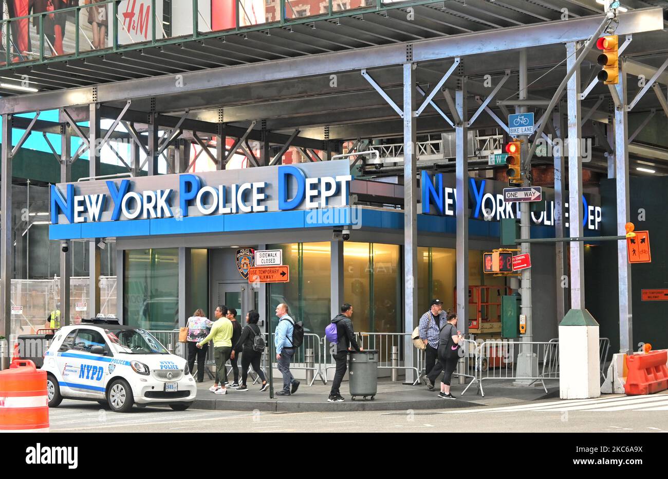 NEW YORK - 25 OCT 2022: New York Police Department (NYPD) Substation in ... NEW YORK - 25 OCT 2022: New York Police Department (NYPD) Substation in ...
