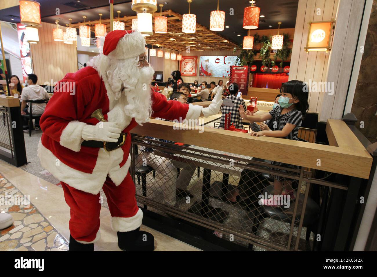 Santa Claus greets children in the Mall during the Santa Claus parade ...