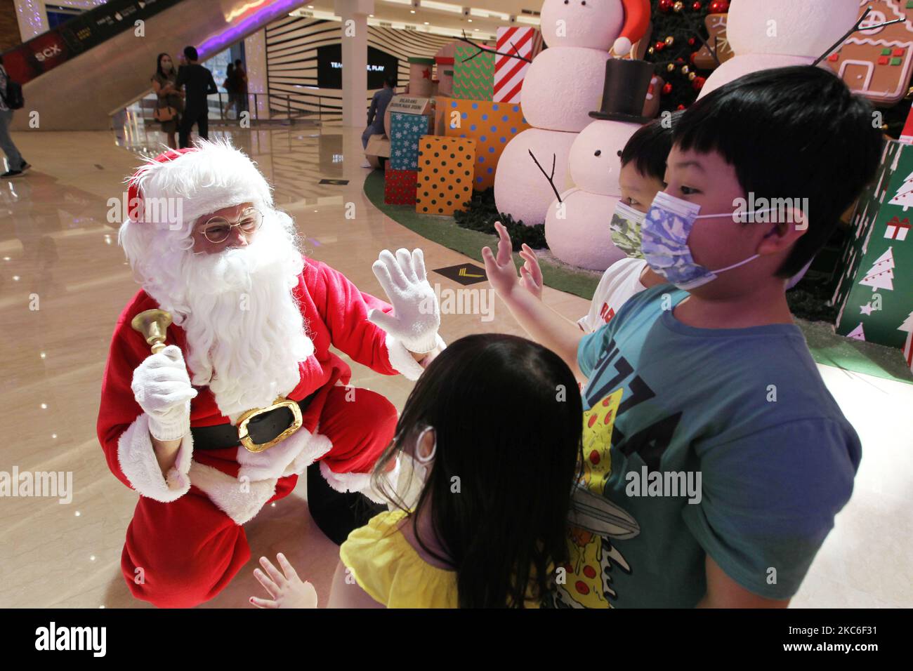 Santa Claus greets children in the Mall during the Santa Claus parade ...