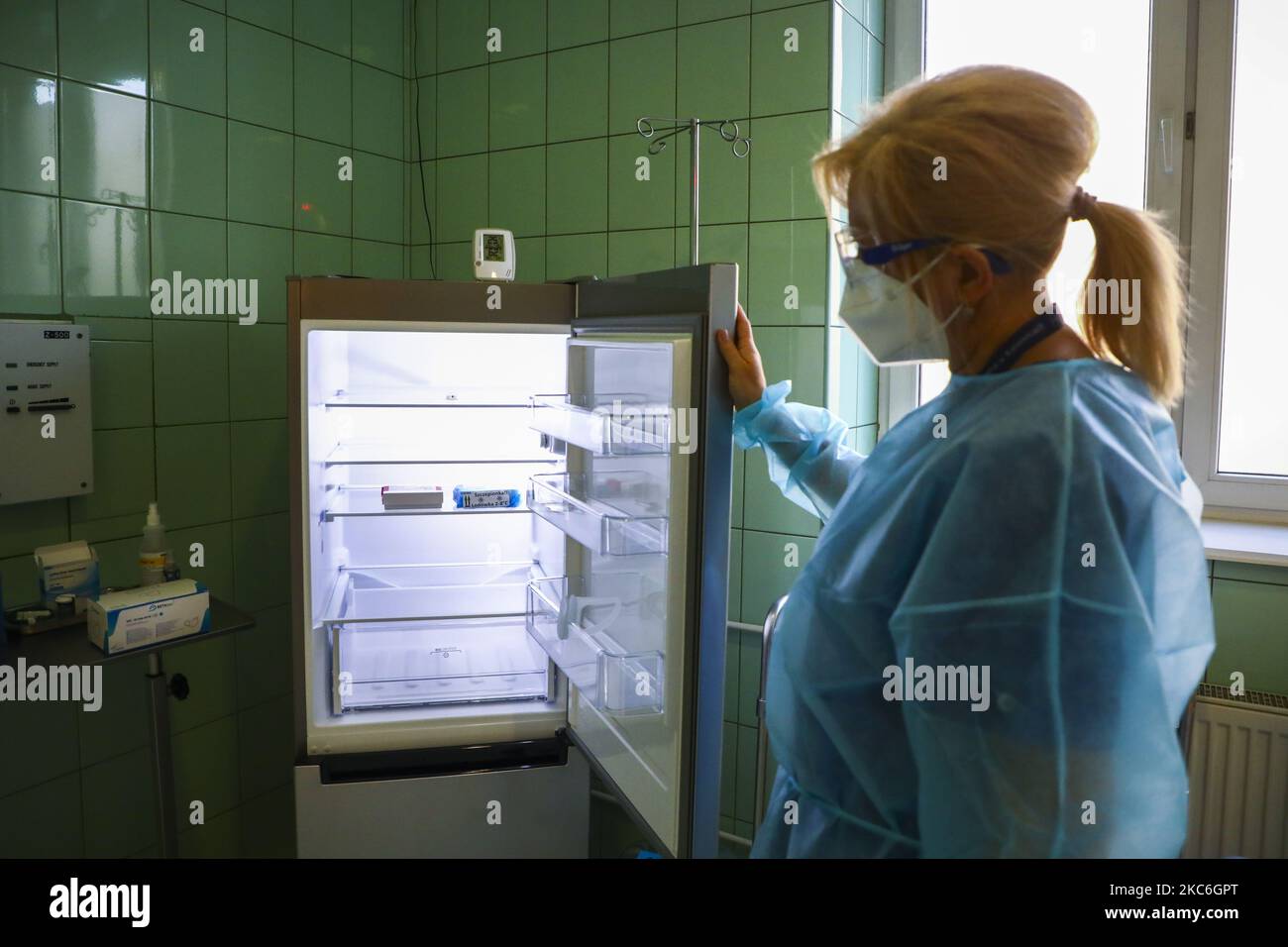 Vaccines fridge hi-res stock photography and images - Alamy