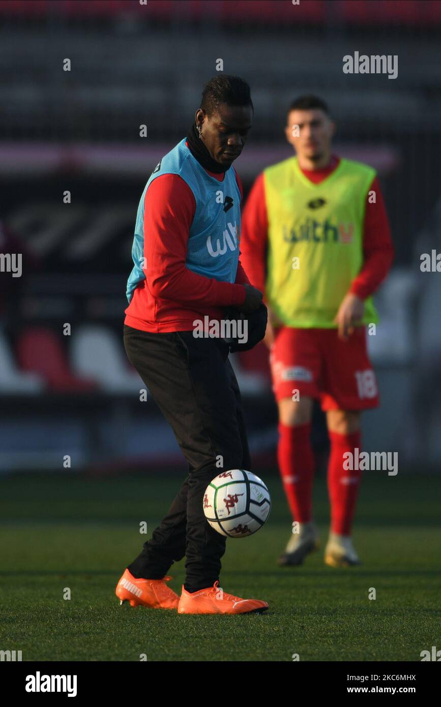 Mario Balotelli of Ac Monza controls the ball during training before ...