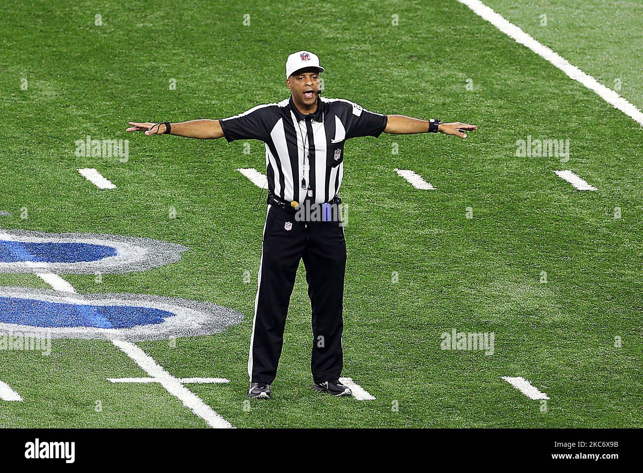 Field judge Adrian Hill (29) makes a call during the first half of an ...