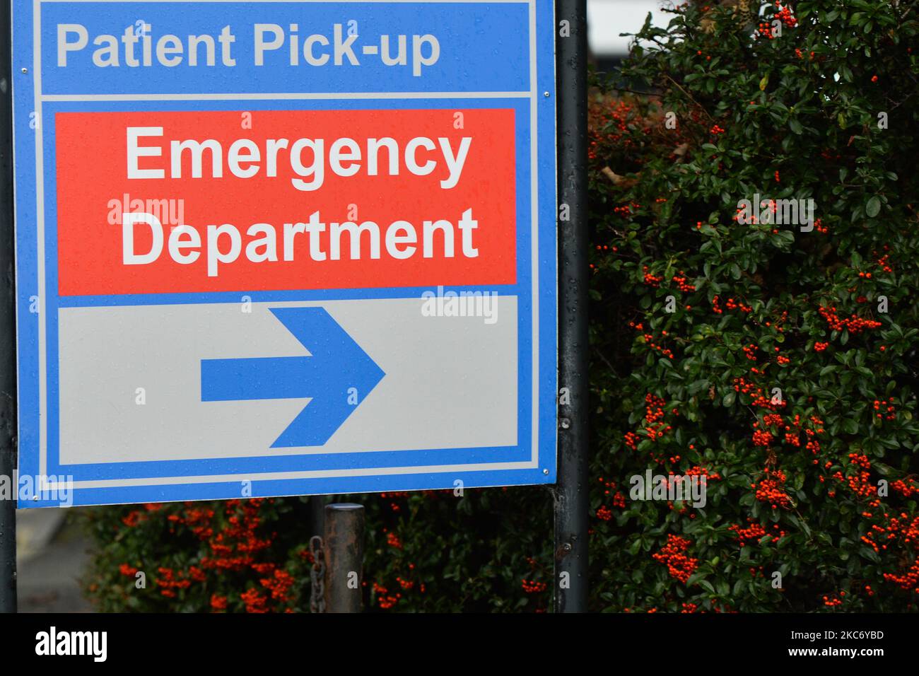 Emergency department sign hi-res stock photography and images - Alamy