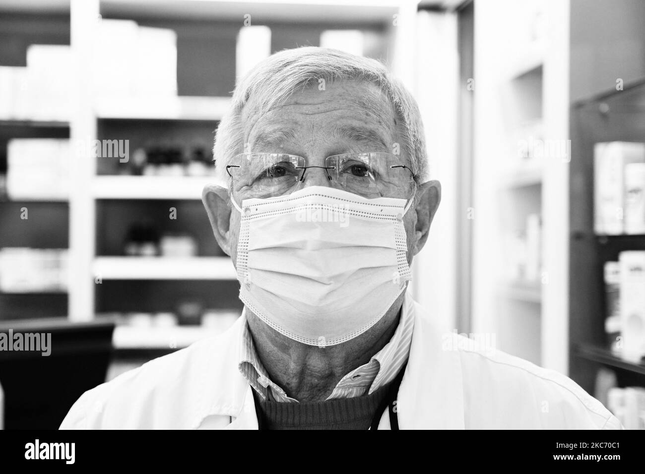 Person looking at monitor Black and White Stock Photos & Images - Alamy