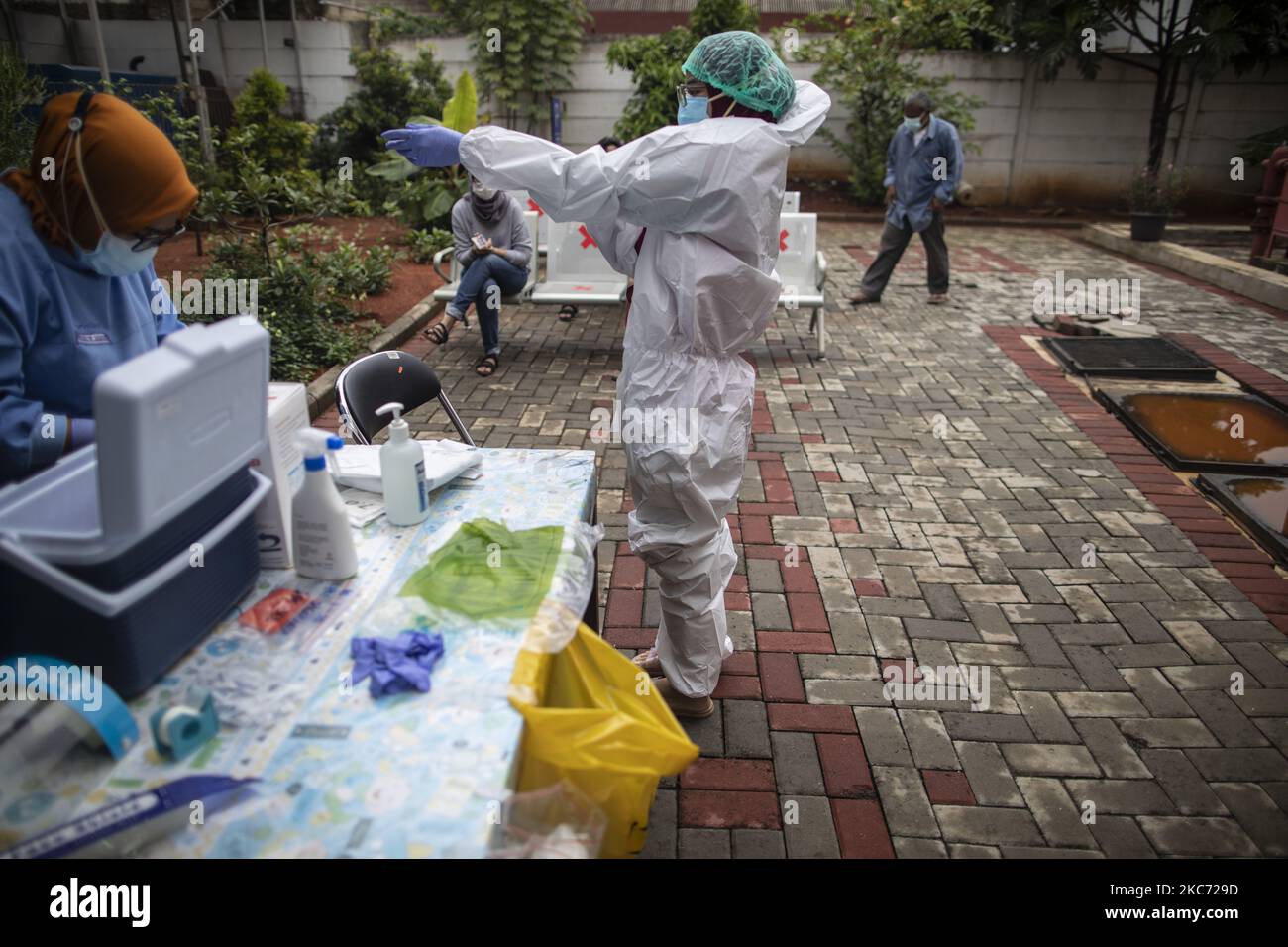 Health Worker prepare PPE before swab test activity, in Jakarta ...