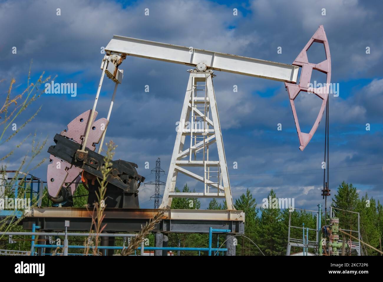 A single-shoulder rocking machine at an oil field. Oil and gas ...