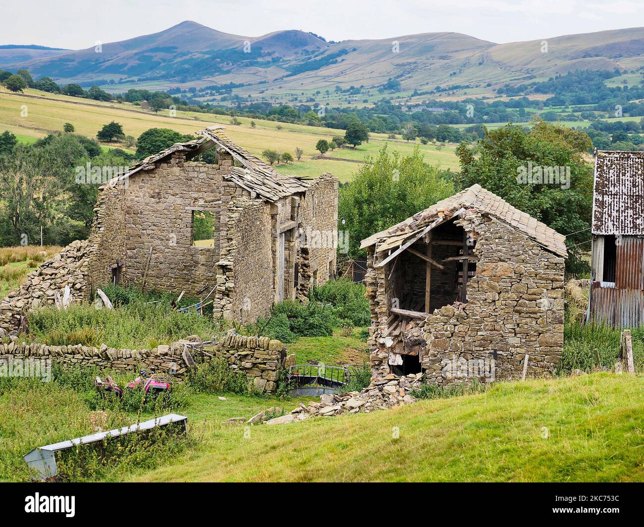 old stone built farm buildings falling down in the Derbyshire ...