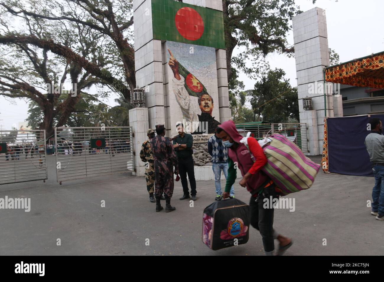 Bangladesh present enter the Bangladesh Benapol out post after the ...