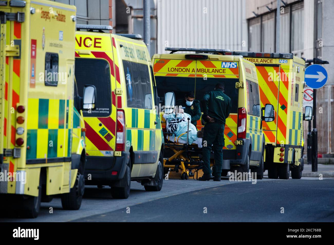 Hospital paramedics england england hi-res stock photography and images ...