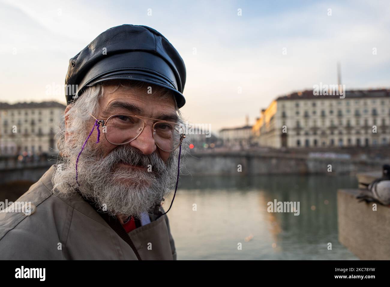 Sebastiano, dressed as Santa Claus, feeds the seagulls of Turin by ...