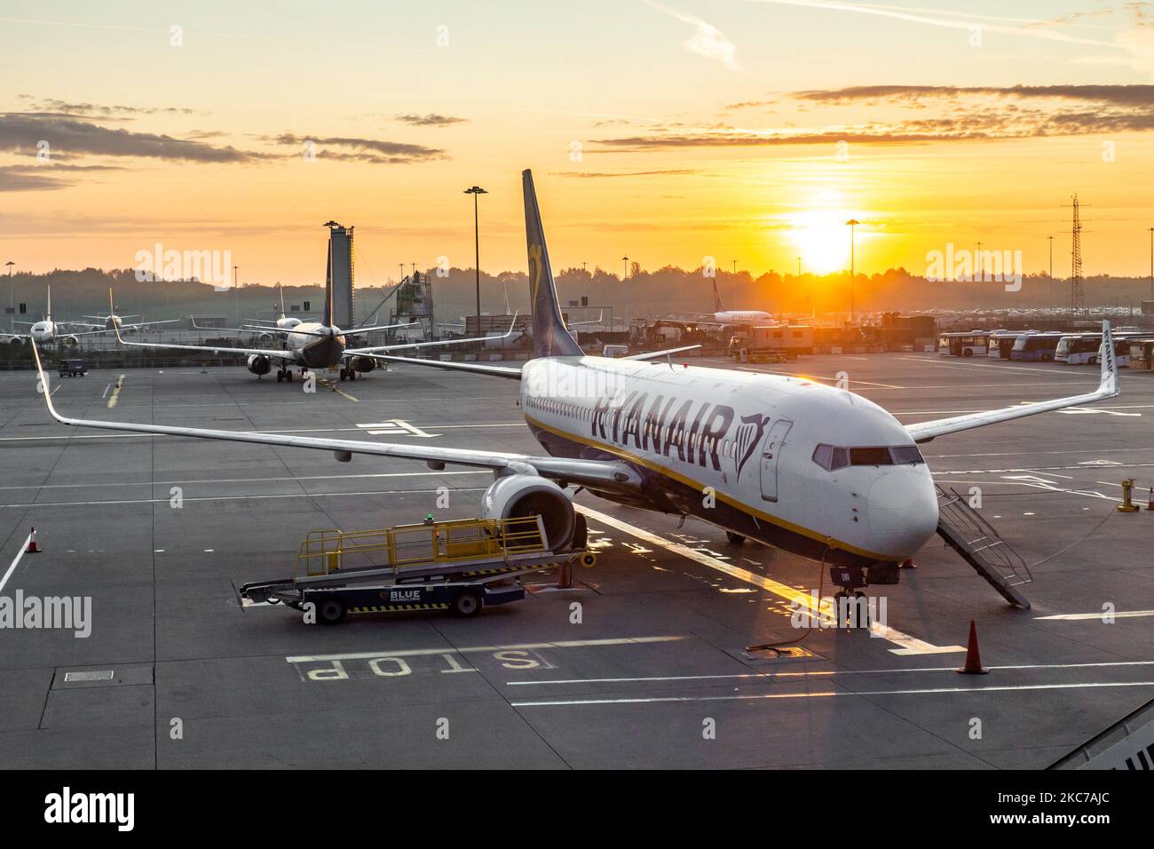 Airport terminal easy jet check in hi-res stock photography and images ...