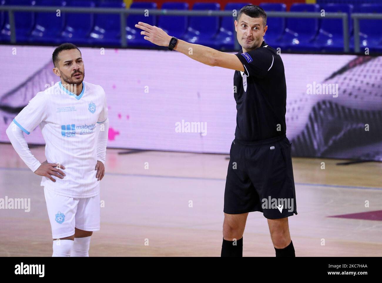Thev refferee Daniel Deca during the match between FC Barcelona and FC ...