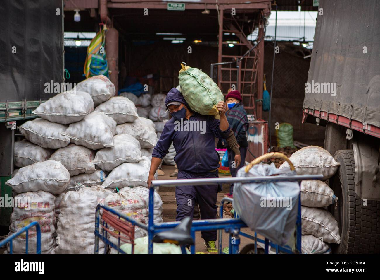 En el Mercado Mayorista de Quito varios trabajadores despachan ...
