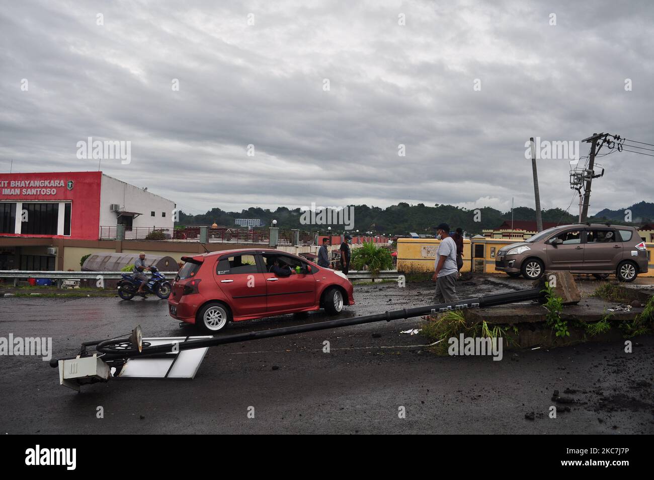 A lamp collapsed into the middle of the road and blocked four-wheeled ...