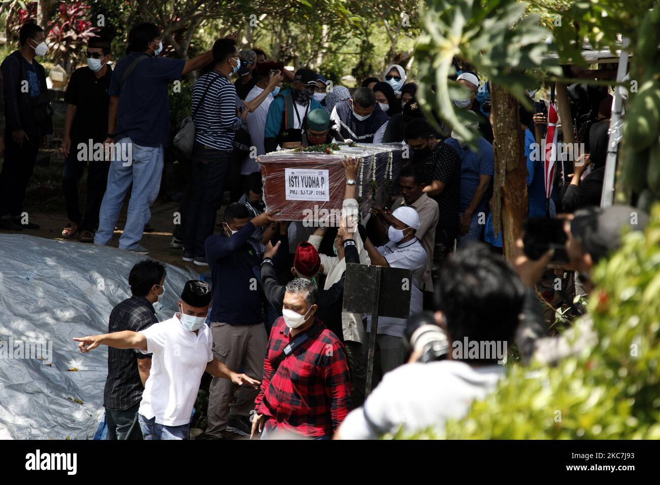 Relatives carry coffin during funeral hi-res stock photography and ...