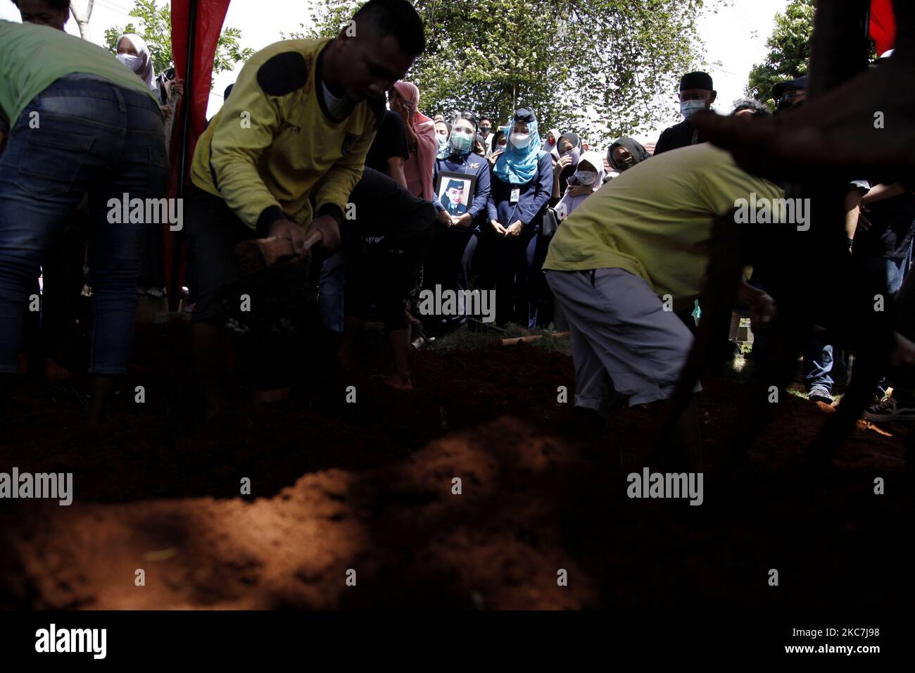 Families and relatives attending the funeral ceremony of Isti Yudha ...