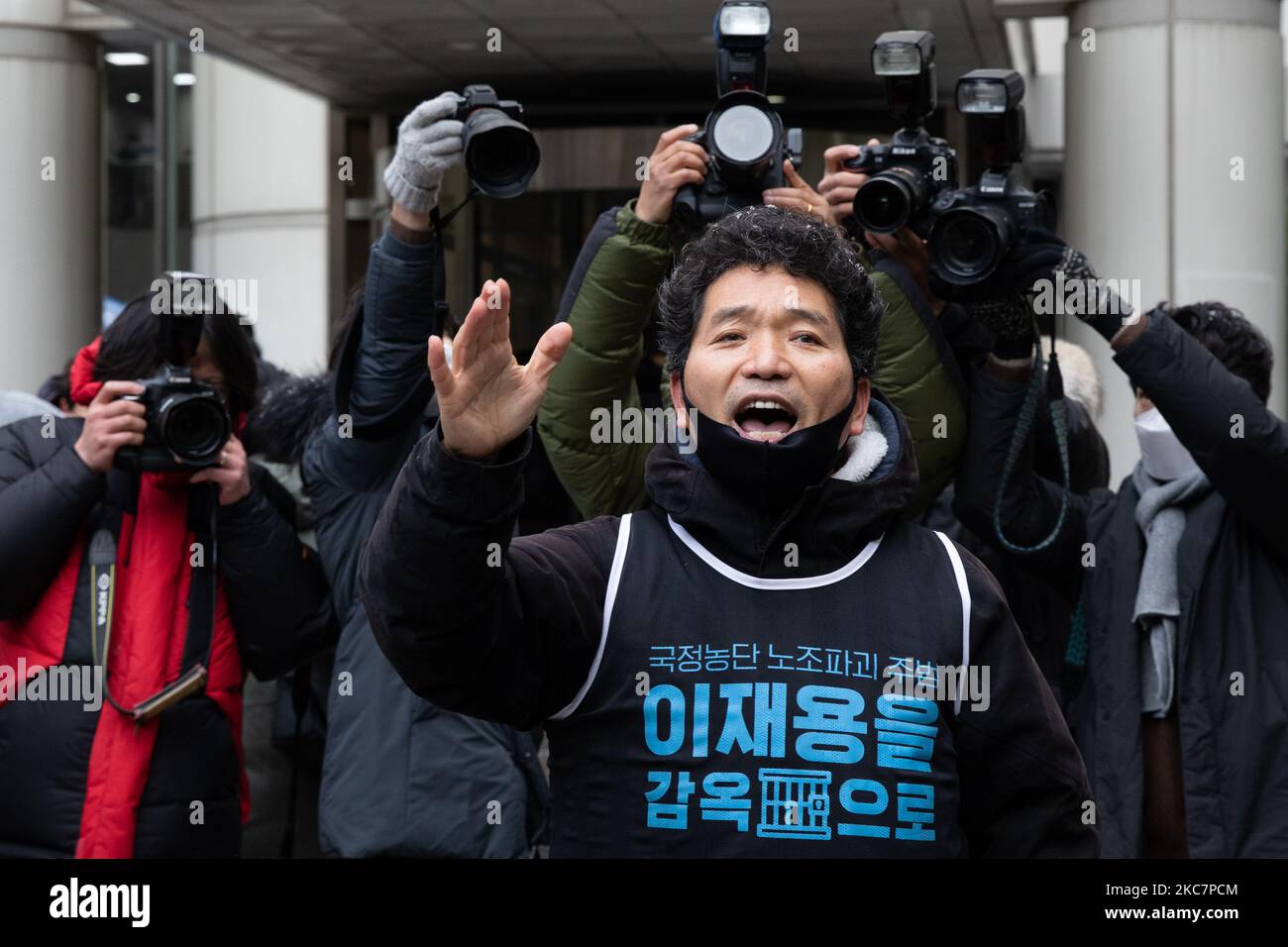 A protester claims Jay Y. Lee's arrest shouts slogans at Seoul High ...