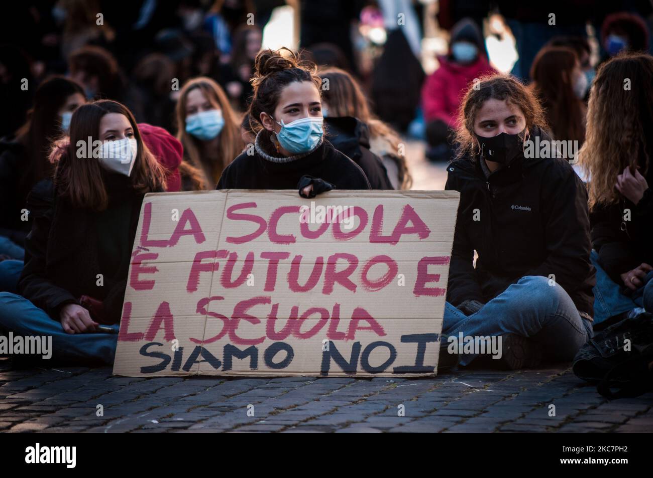 High school students protest against distance learning (didattica a ...