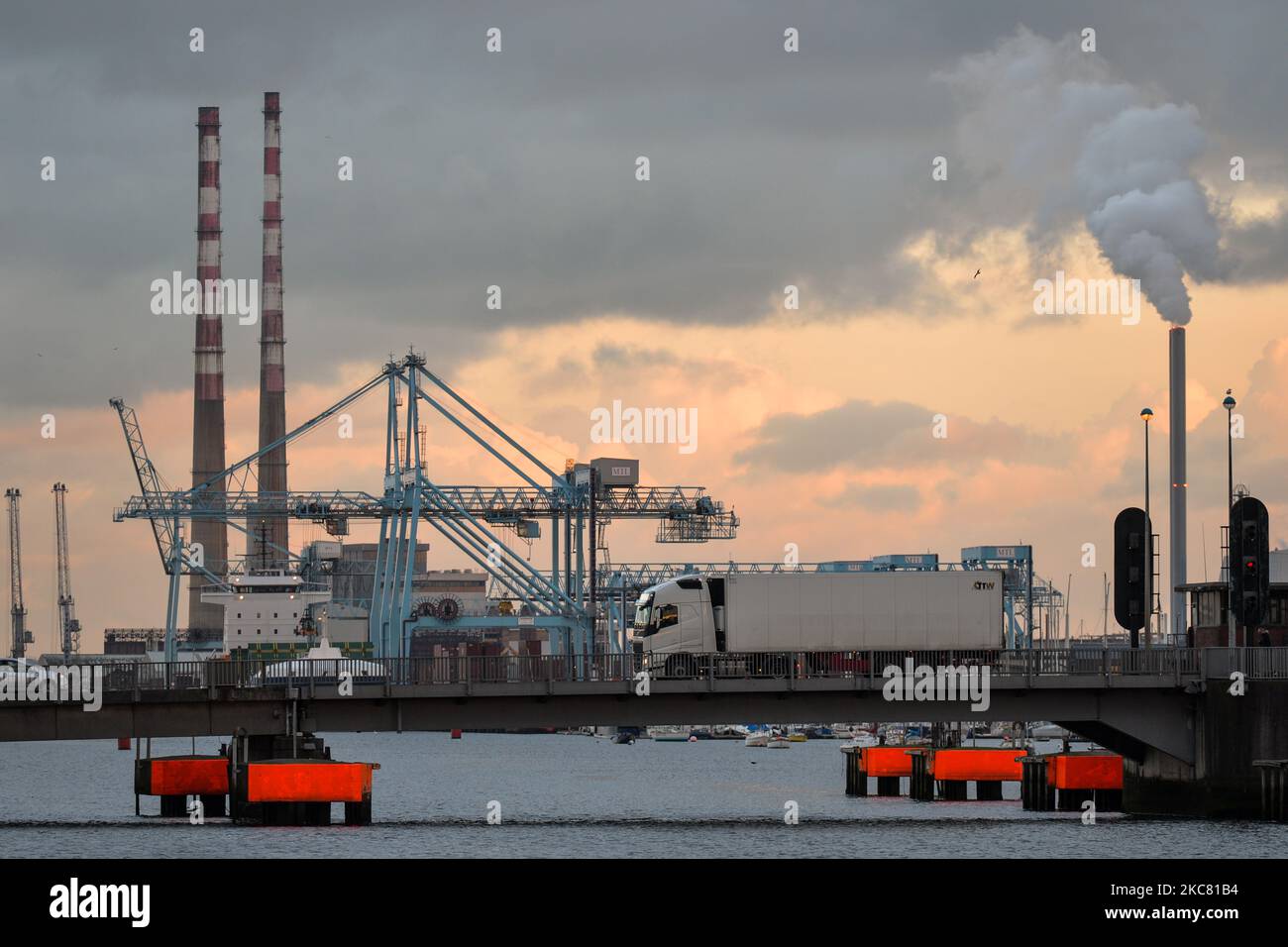 Tom clarke bridge hi-res stock photography and images - Alamy