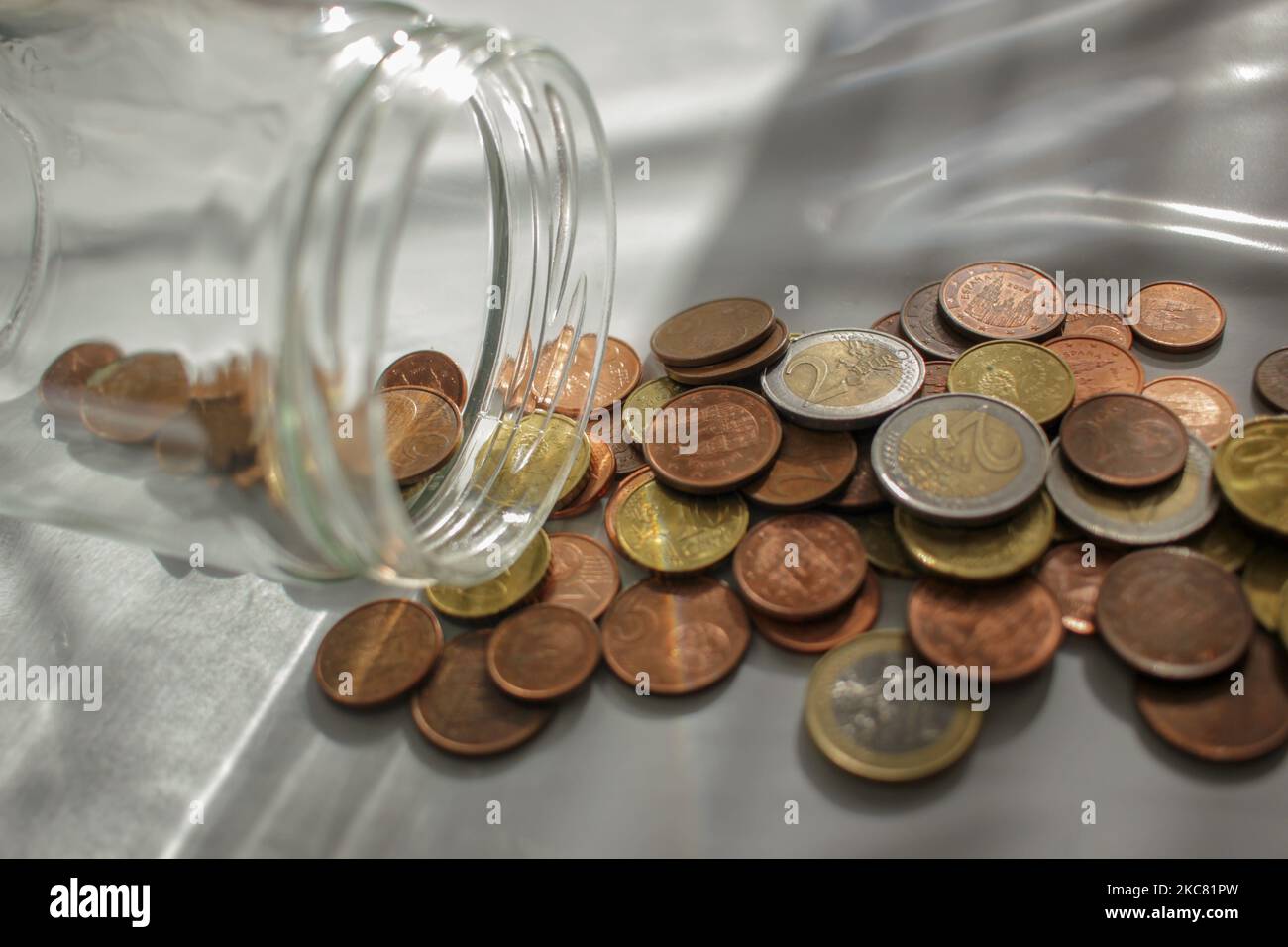 Coins falling on table hi-res stock photography and images - Alamy