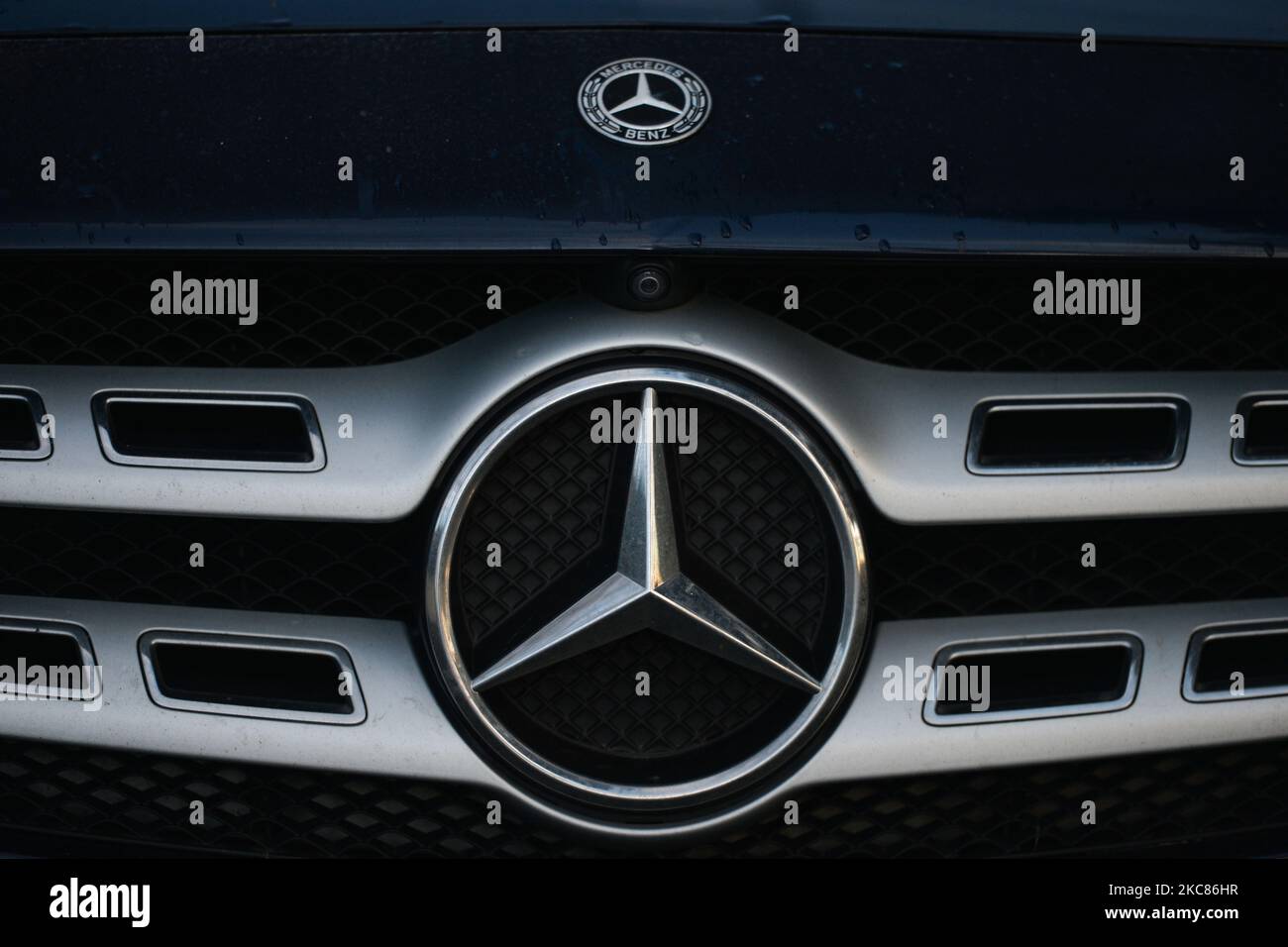 Mercedes logo in the rain hi-res stock photography and images - Alamy