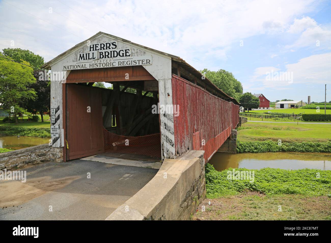 Covered Herr's Mill bridge - Pennsylvania Stock Photo - Alamy