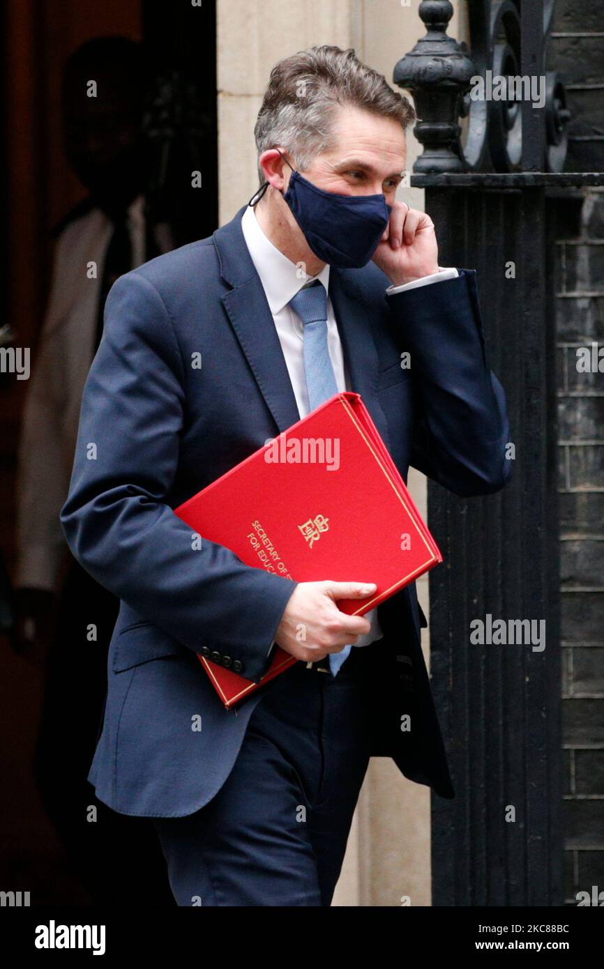 Education secretary gavin williamson leaves 10 downing street hi-res ...