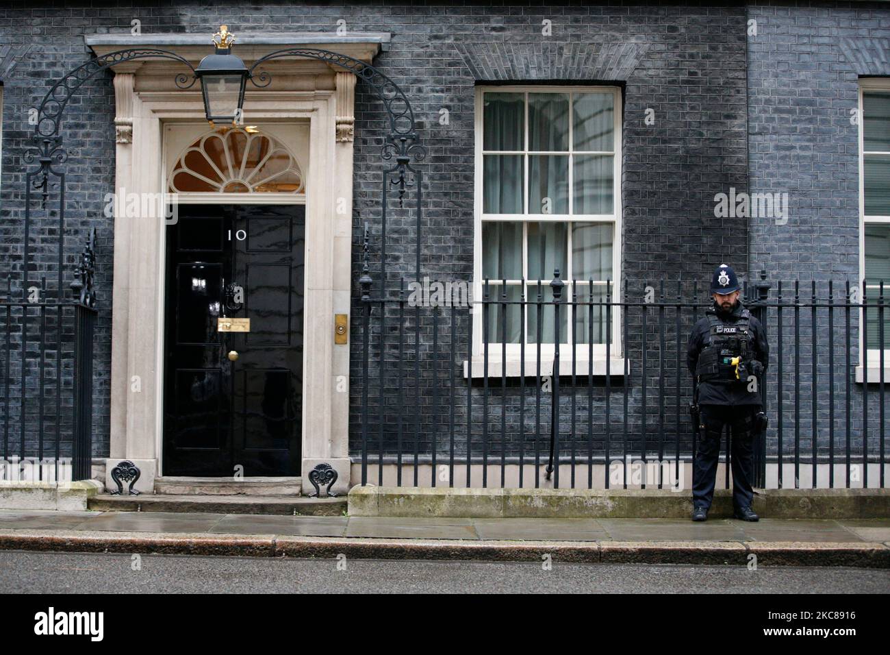 A police officer outside 10 downing street in westminster hi-res stock ...