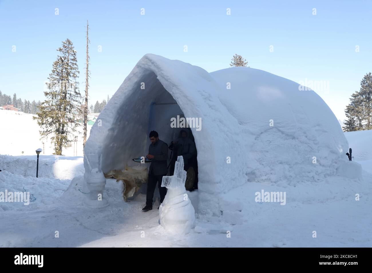Igloo cafe with tables made of ice opens in Gulmarg, Jammu And Kashmir ...