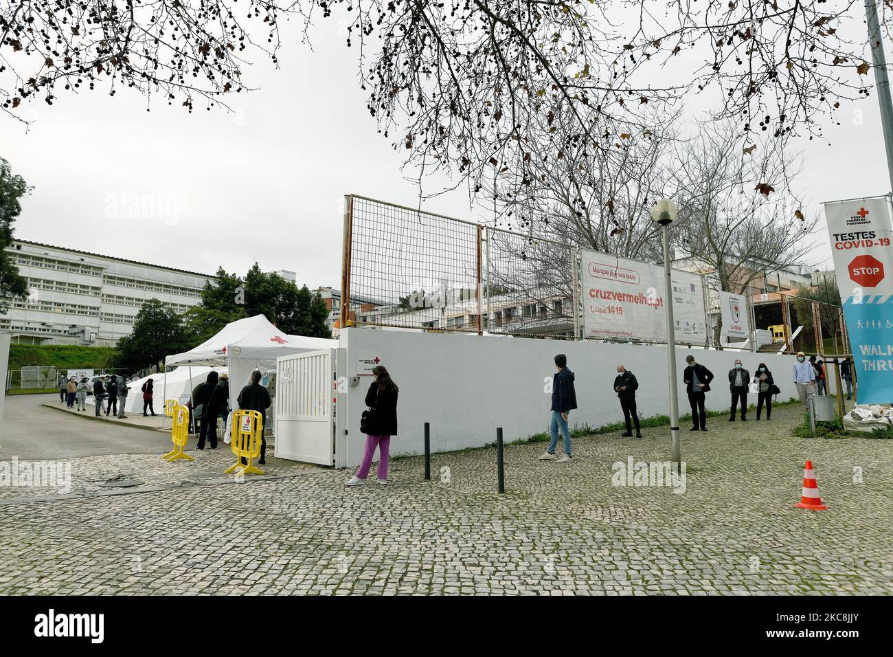 The Portuguese Red Cross tests Covid 19 at the Pulido Valente Hospital ...